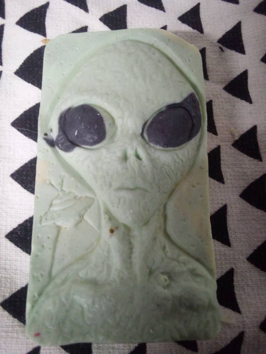 Goats milk, Manuka Honey, Oats and Jojoba oil. Unscented. Alien ...